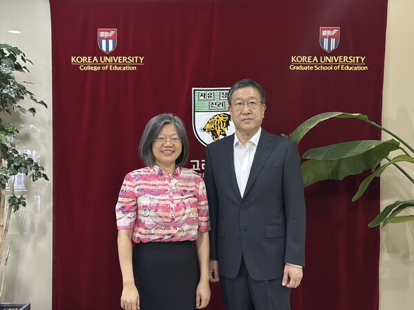 Sufen Chen 부총장과 윤성진 고려대학교 사범대학장 / 사진=고려대학교 사범대학 제공